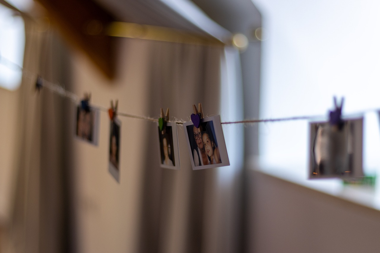 HOW TO MAKE YOUR PHOTOS LOOK LIKE POLAROIDS - Picture Editor Blog